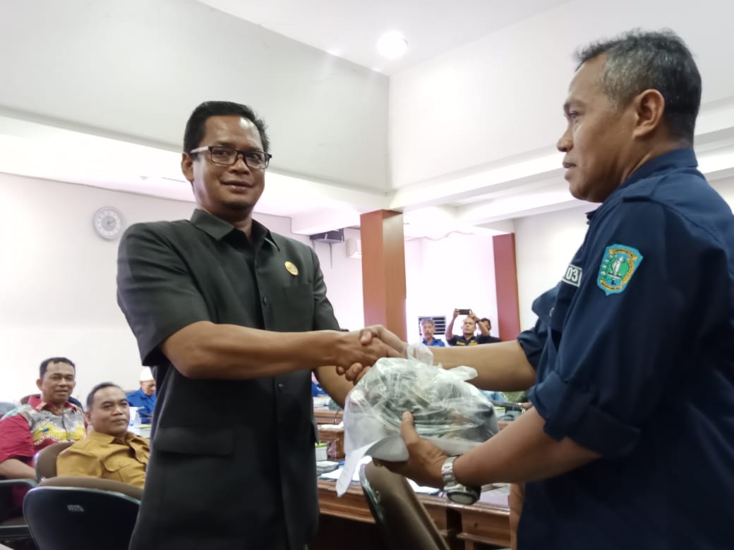 Ketua RT Paal Satu Serahkan Stempel kepada Wakil Ketua DPRD