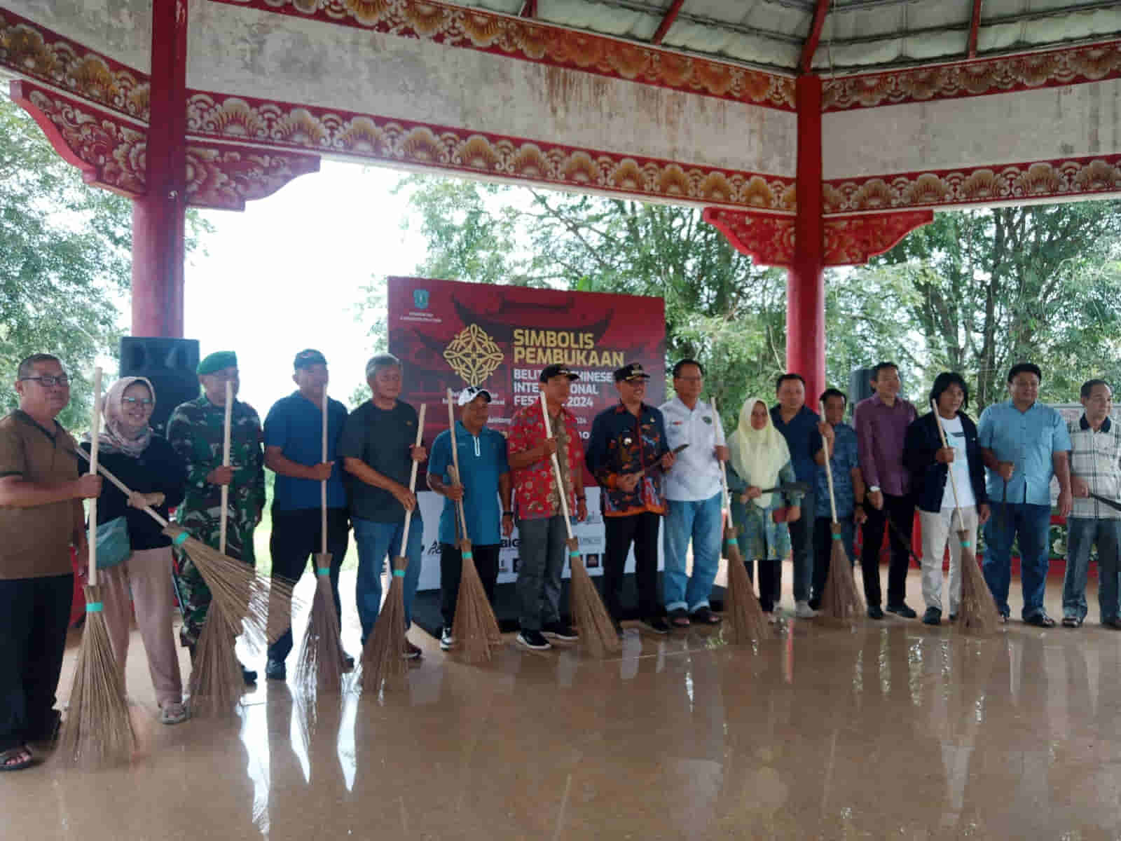 Pegang Sapu Lidi dan Parang, Pj Bupati Belitung Sebut Belitung Chinese ...