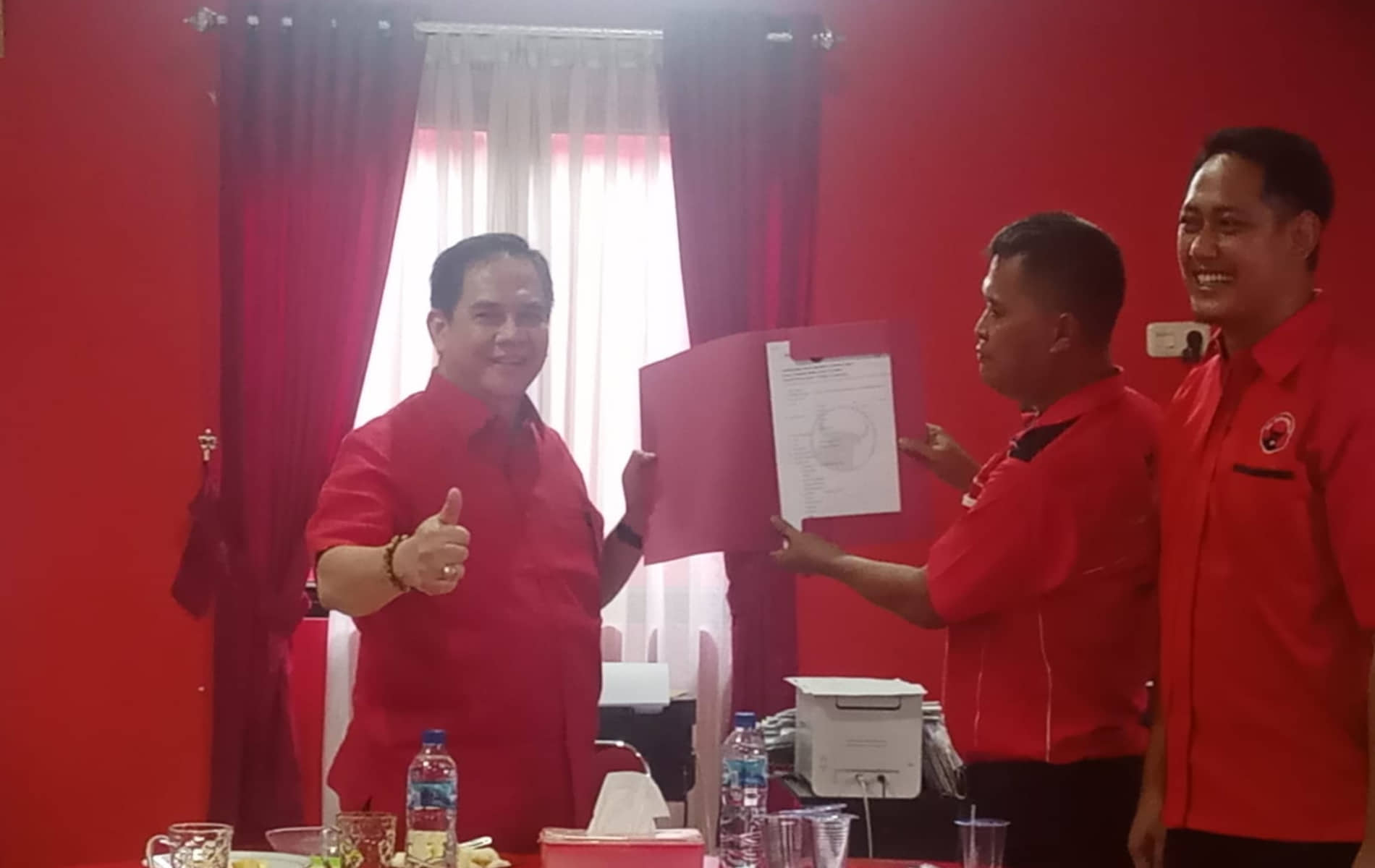 Kenakan Kemeja Merah Saat Ambil Formulir Bakal Calon Bupati, PDI ...